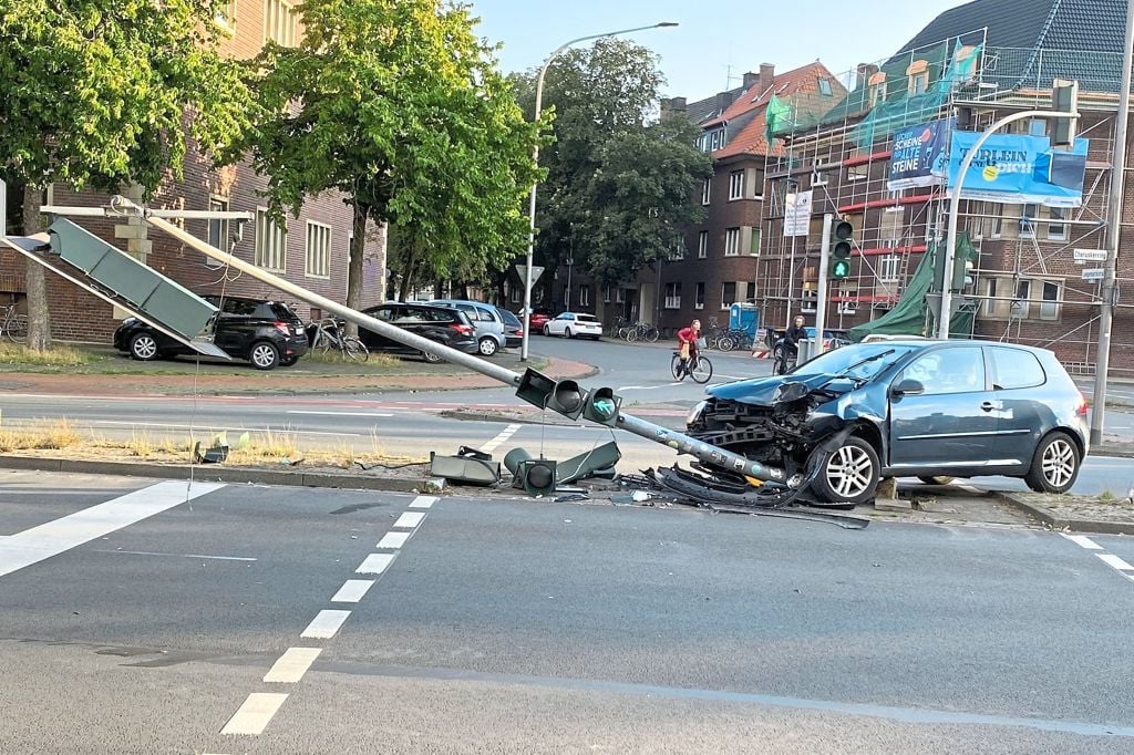 Auto kracht gegen Ampel