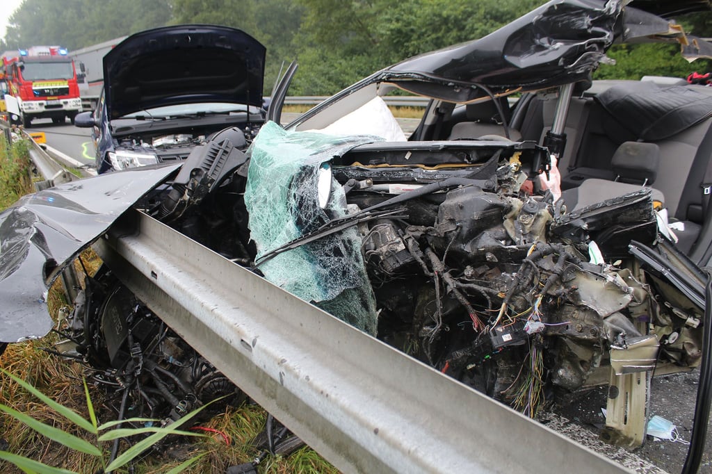 Schwerer Unfall auf B1: 21-Jährige prallt gegen Lkw