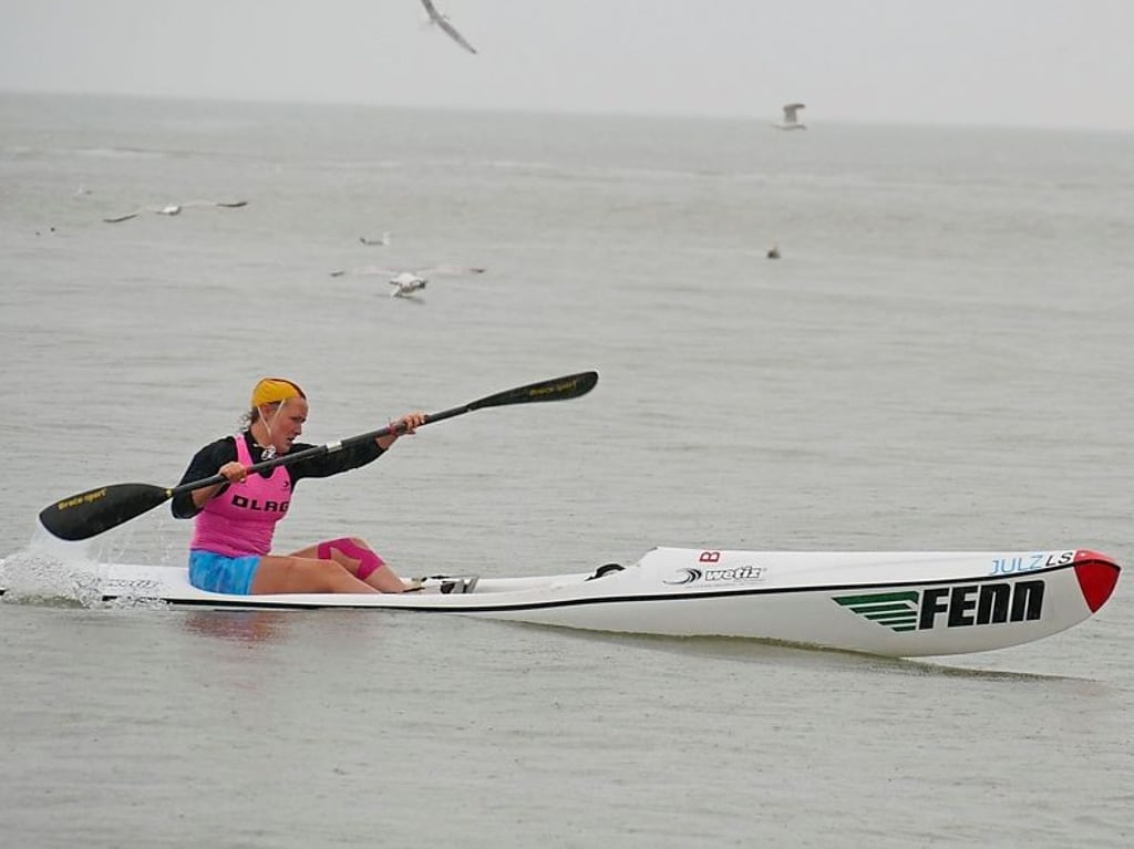 Kampf gegen hohe Wellen und "Strandgut": Andrea Eling absolviert ...