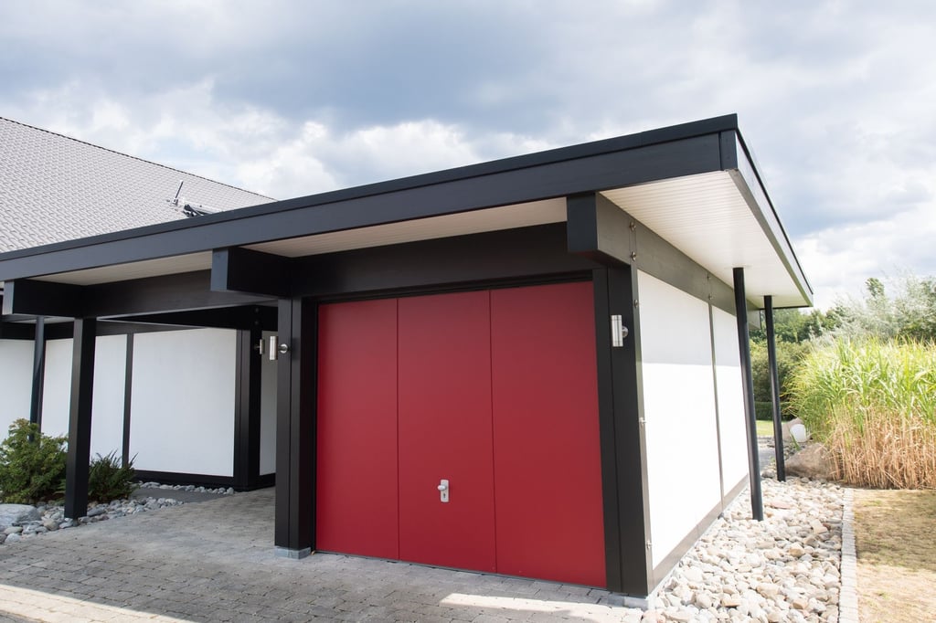 Gibt es eine Garage mit Terrasse und Glasfalttüren?