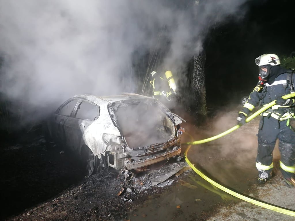 Auto brennt komplett aus