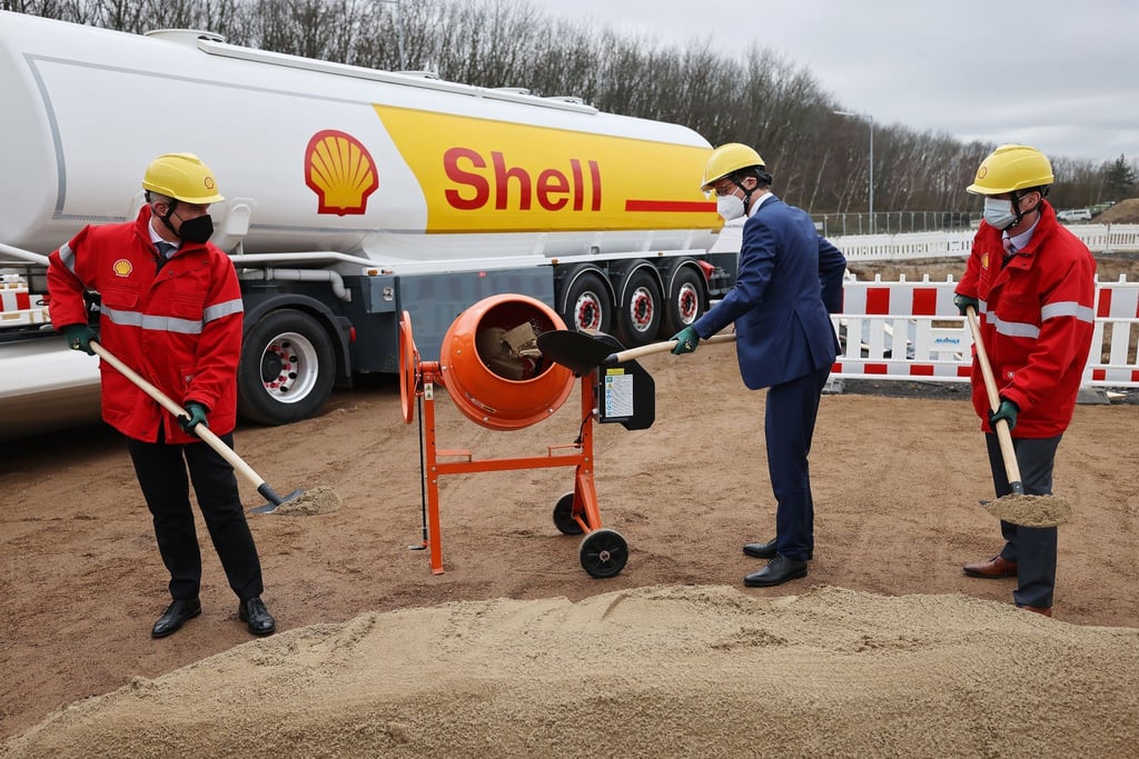 Shell startet Bau großer Flüssiggas-Produktion für Lastwagen