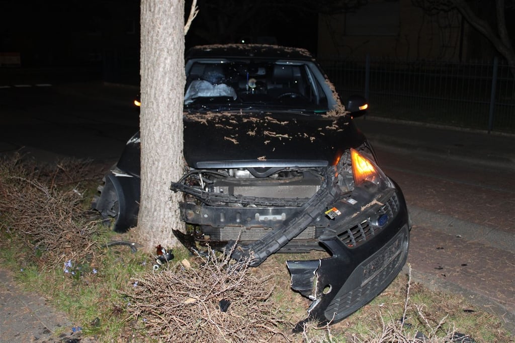 Auto prallt frontal gegen Baum
