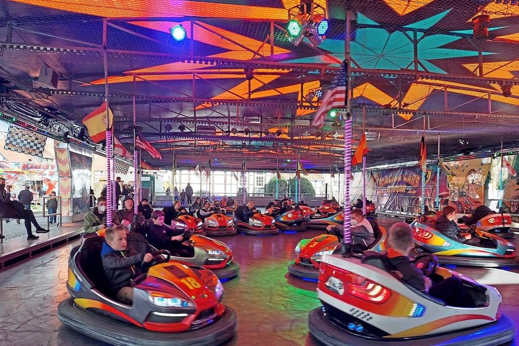 Kirmes in Lienen mit vielen Fahrgeschäften und Happy Hour