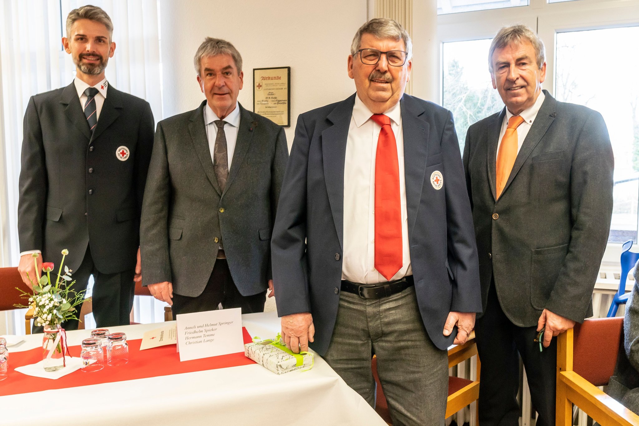 Helmut Springer zum Ehrenvorsitzenden des DRK-Ortsvereins Brakel ernannt