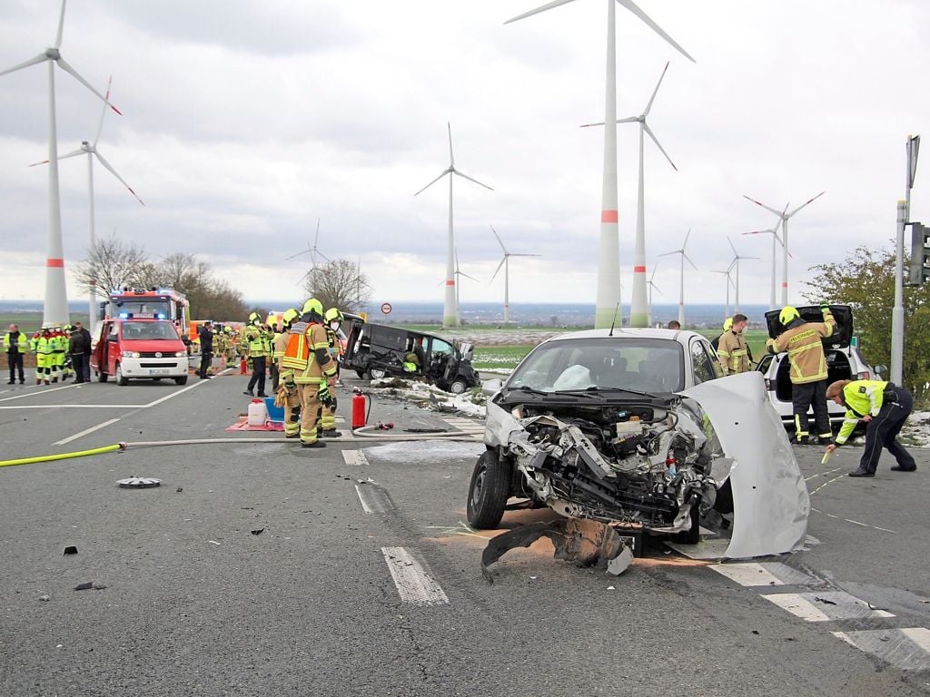 Paderborn: zehn Verletzte bei Verkehrsunfall auf der B64