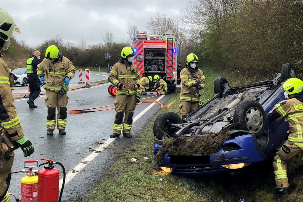 Paderborn: Schwerer Unfall auf B64 – Auto überschlägt sich