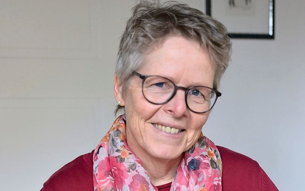 Yin Yang und Orca an Hals und Ohr