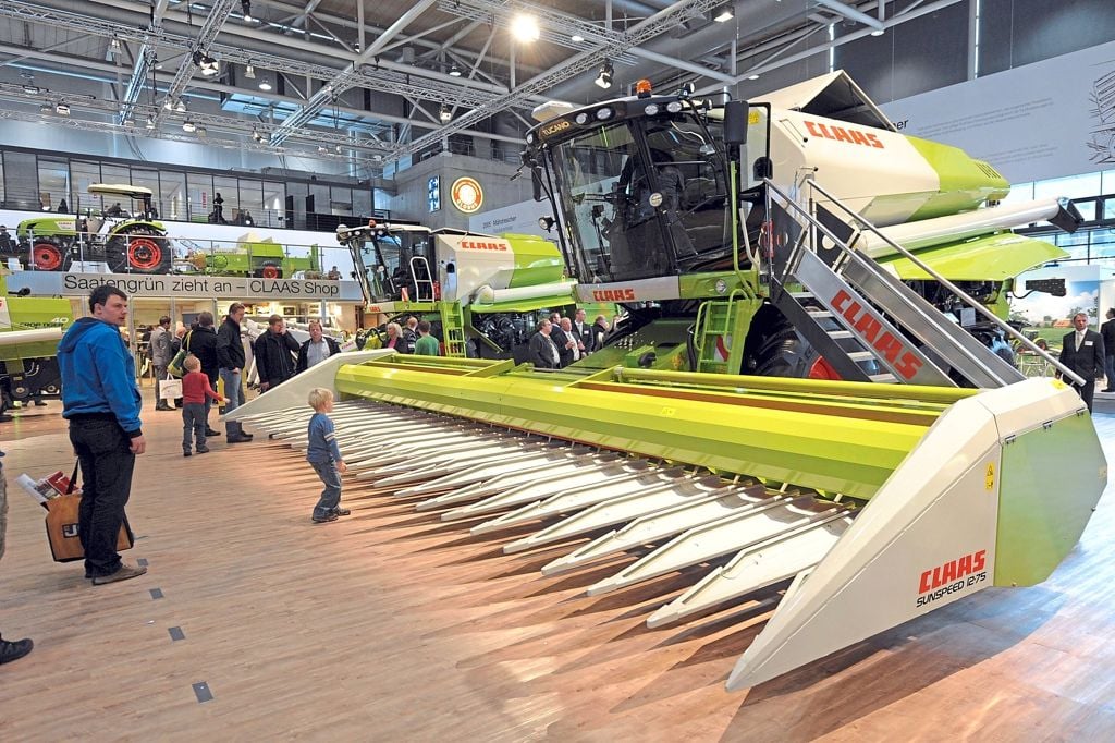Fast fertige Mähdrescher stehen bei Claas auf dem Hof