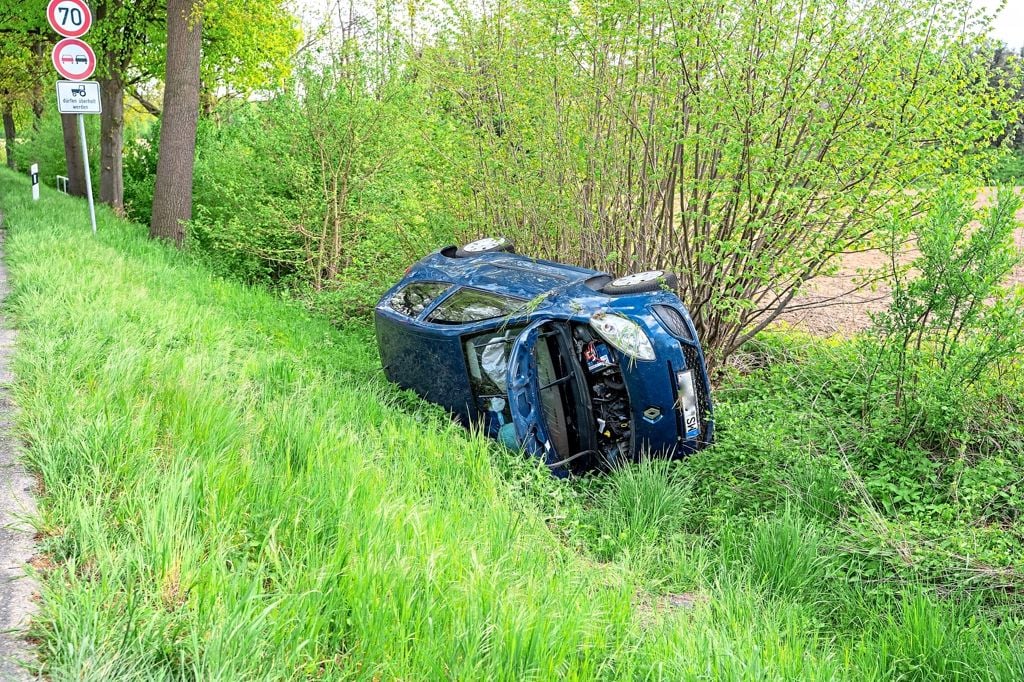 Fahrzeug überschlägt sich
