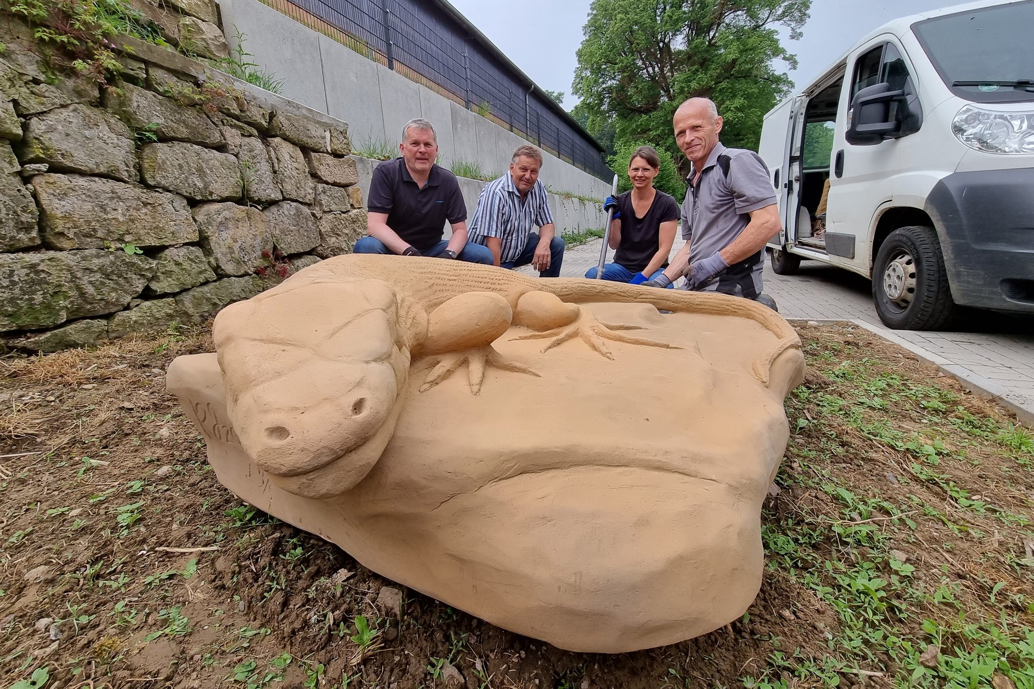 Für neuartigen Wanderweg in Germete: Beton-Tiere des Künstlers Raphael ...