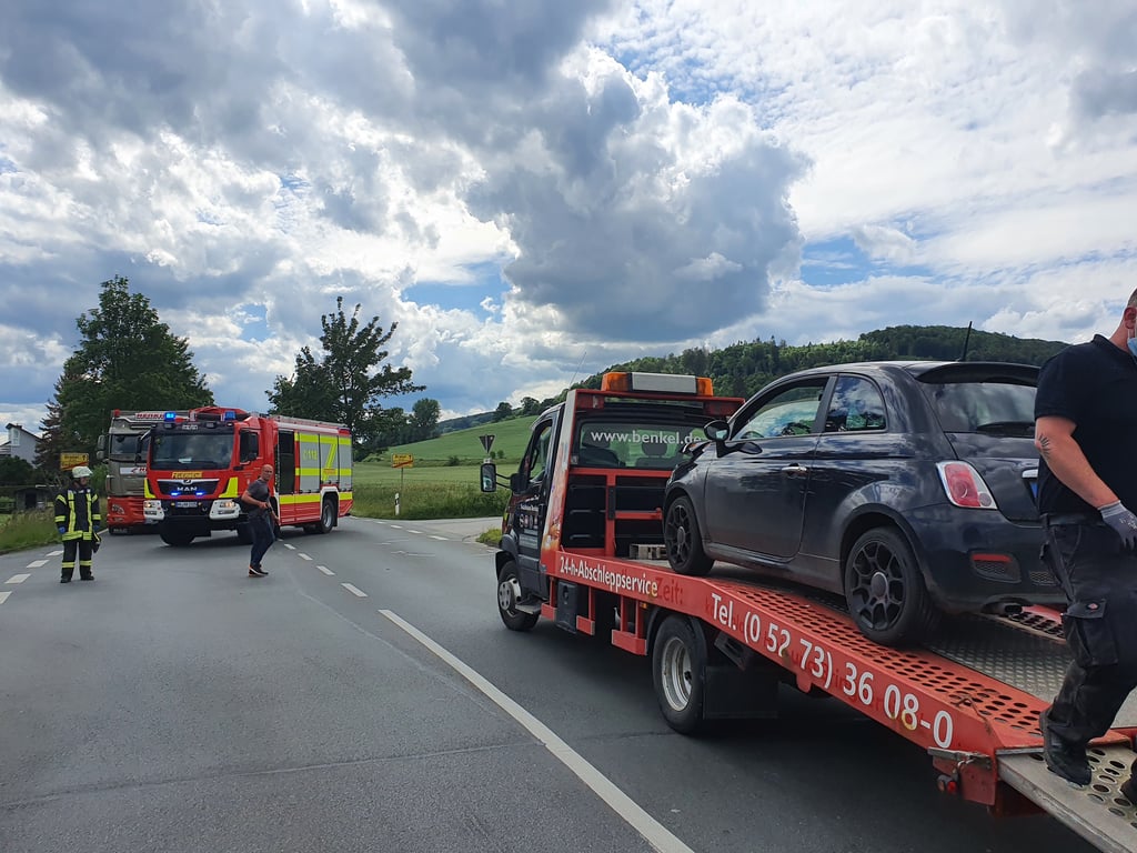 Unfall mit vier beteiligten Fahrzeugen auf B64 in Godelheim