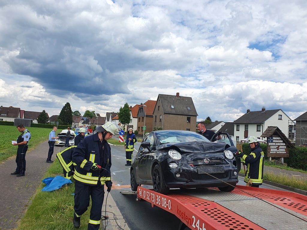 Unfall mit vier beteiligten Fahrzeugen auf B64 in Godelheim
