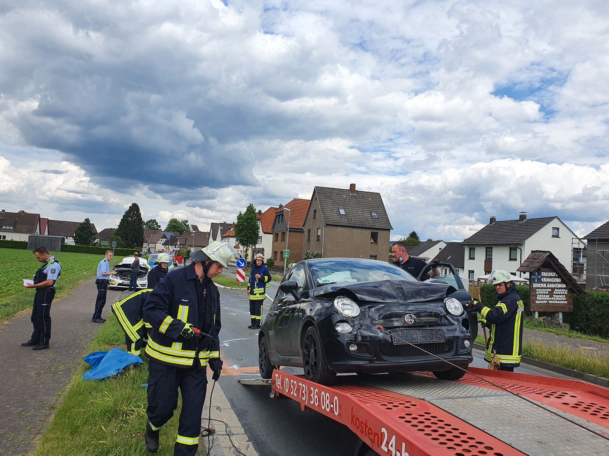 Unfall mit vier beteiligten Fahrzeugen auf B64 in Godelheim