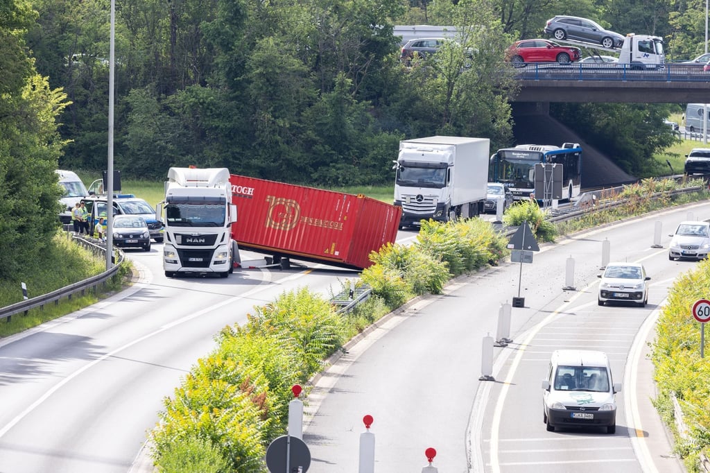 Lastwagen verliert Container und verursacht lange Staus Lastwagen verliert Container und verursacht lange Staus