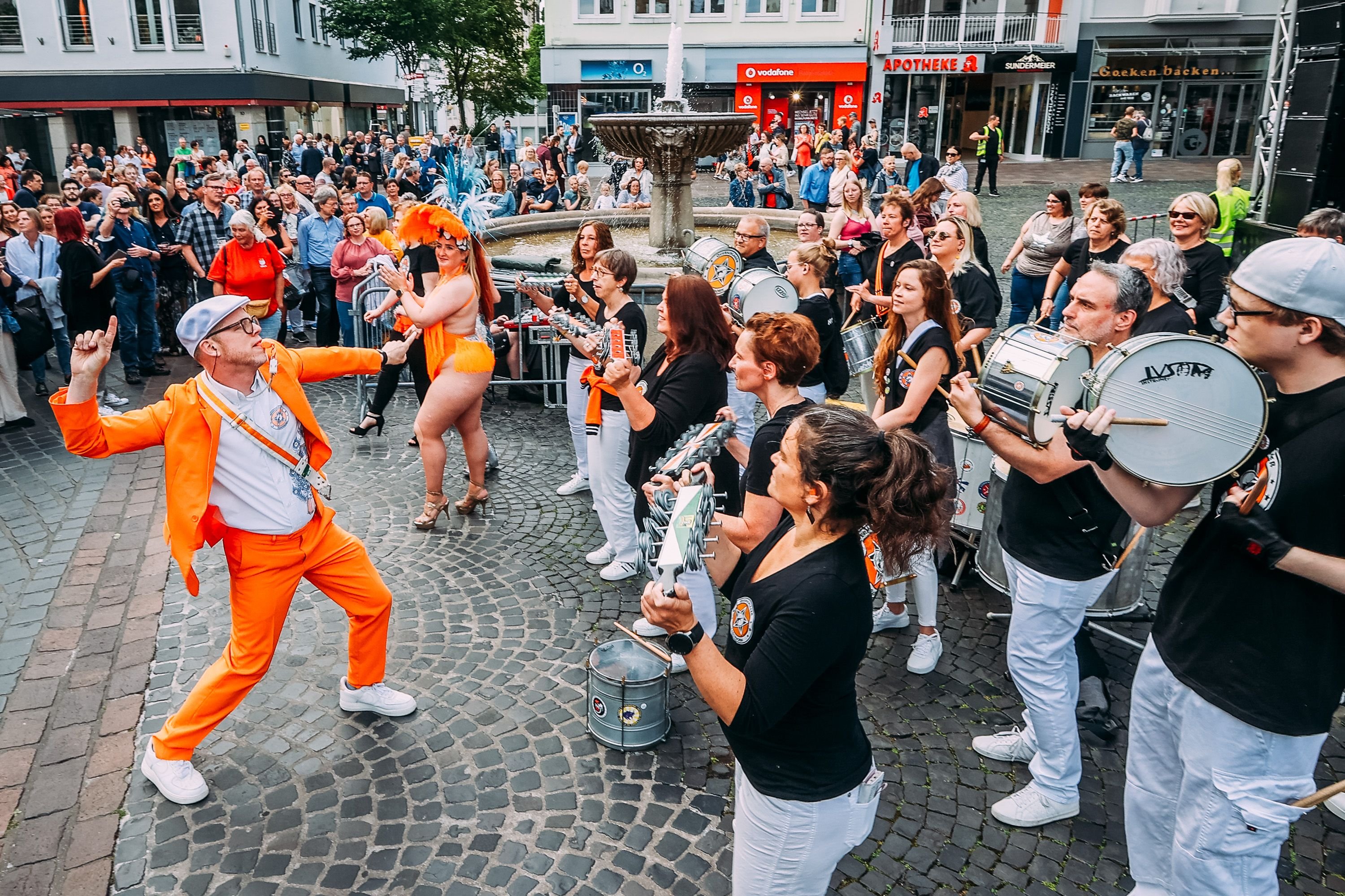 Benefizkonzert vor dem Paderborner Rathaus: Künstler sammeln Spenden ... Benefizkonzert vor dem Paderborner Rathaus: Künstler sammeln Spenden ...