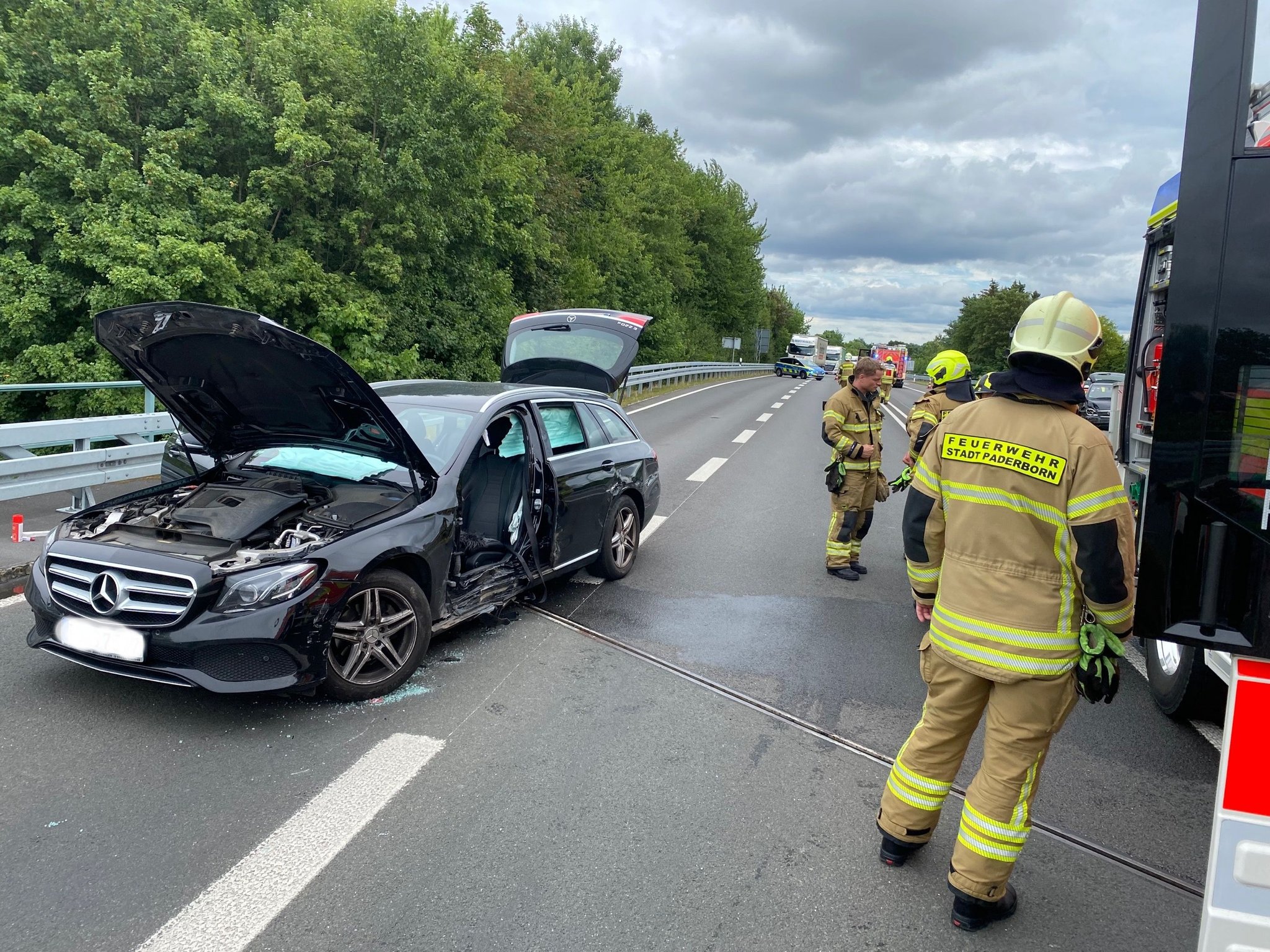 Zwei Autofahrerinnen bei Unfall auf der B1 in Paderborn schwer verletzt