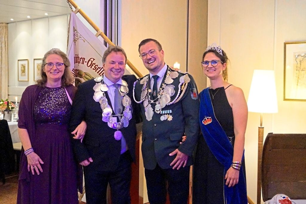 In langer Reihe durch die Stadt