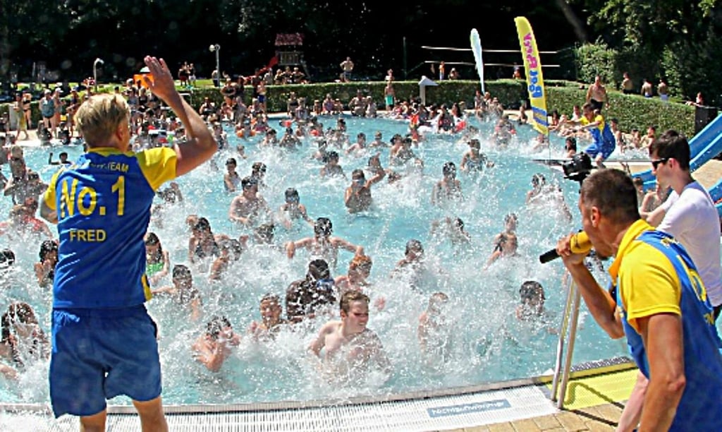 Baden und Feiern bei Poolparty im Verler Freibad