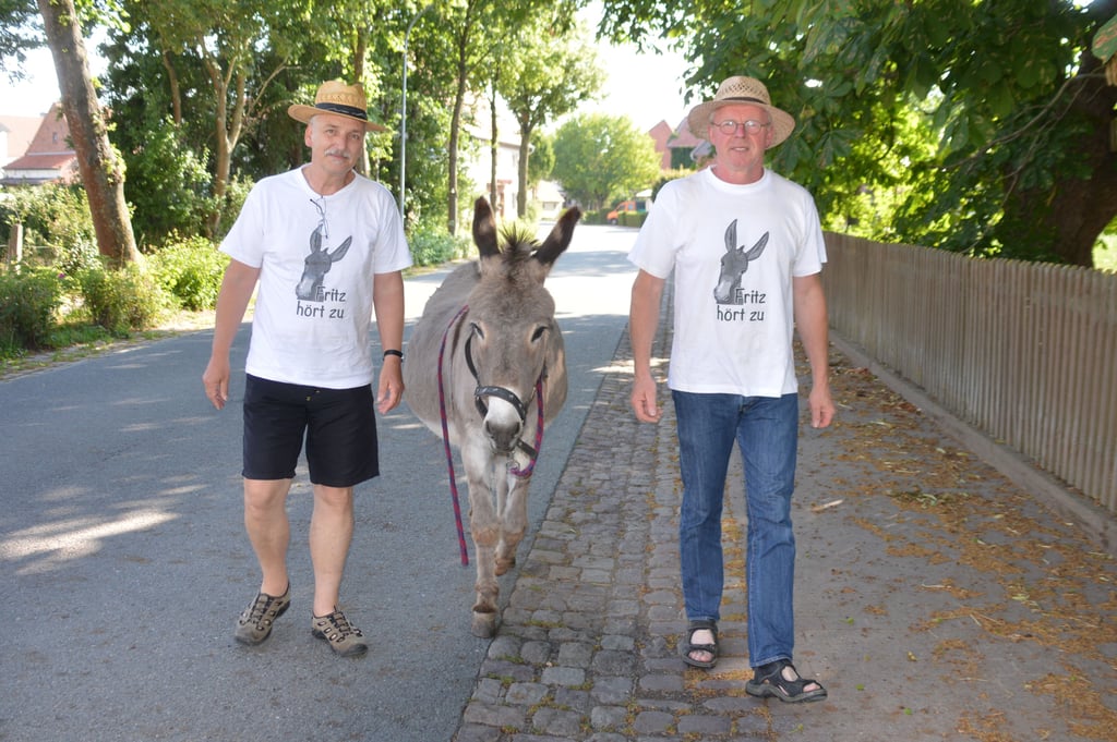 Männer wandern mit Esel zur Documenta nach Kassel