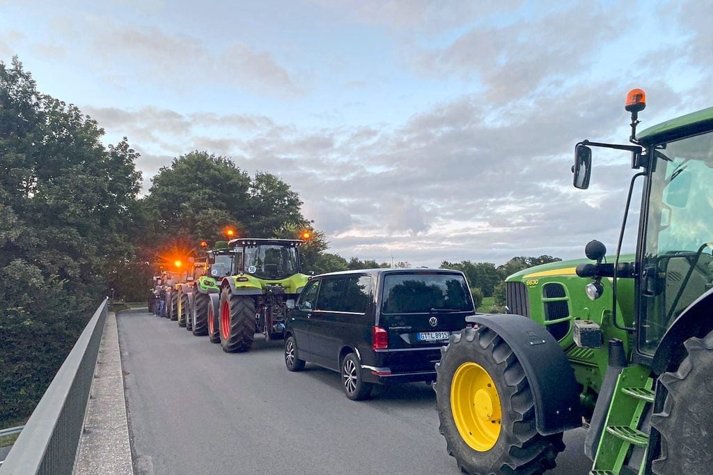 Landwirte protestieren auf Autobahnbrücken