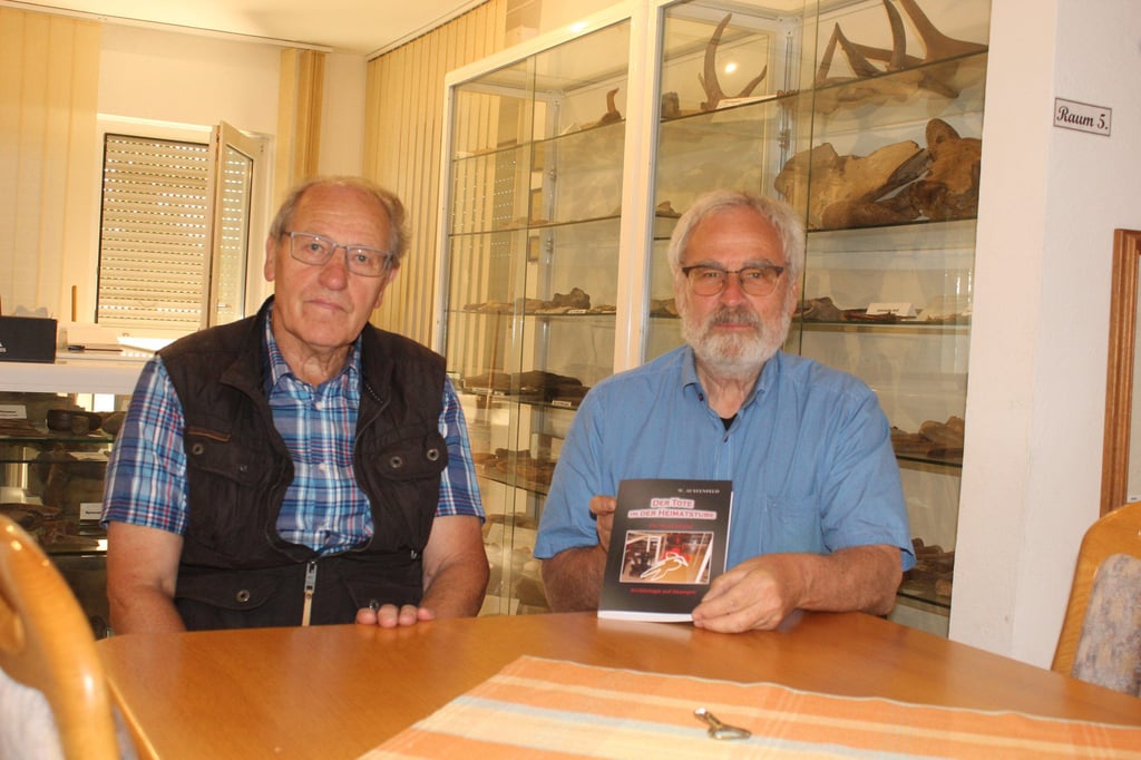 Hans Otto Pollmann begutachtet Steinzeitsammlung in Delbrück