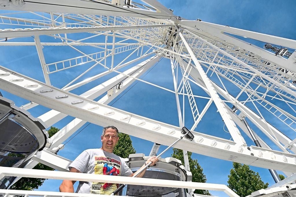 Das Riesenrad wird für die Libori-Premiere herausgeputzt