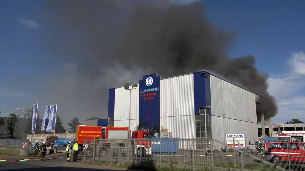 Hoher Schaden bei Brand in Entsorgungsfirma