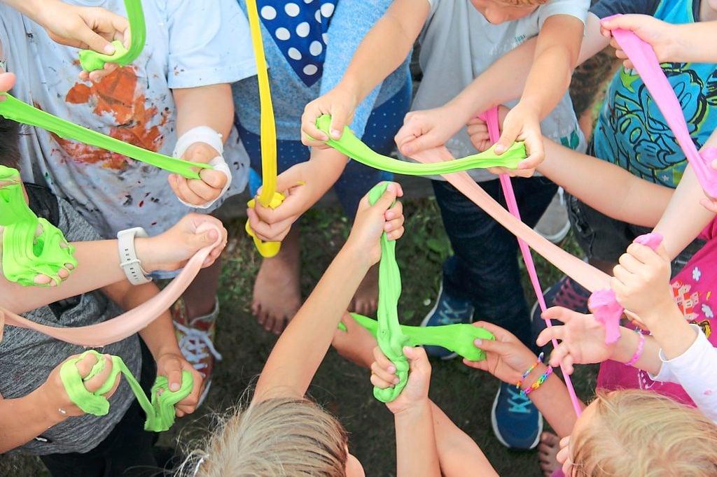 Ferien im Bauspieltreff: Schleimen macht Spaß!