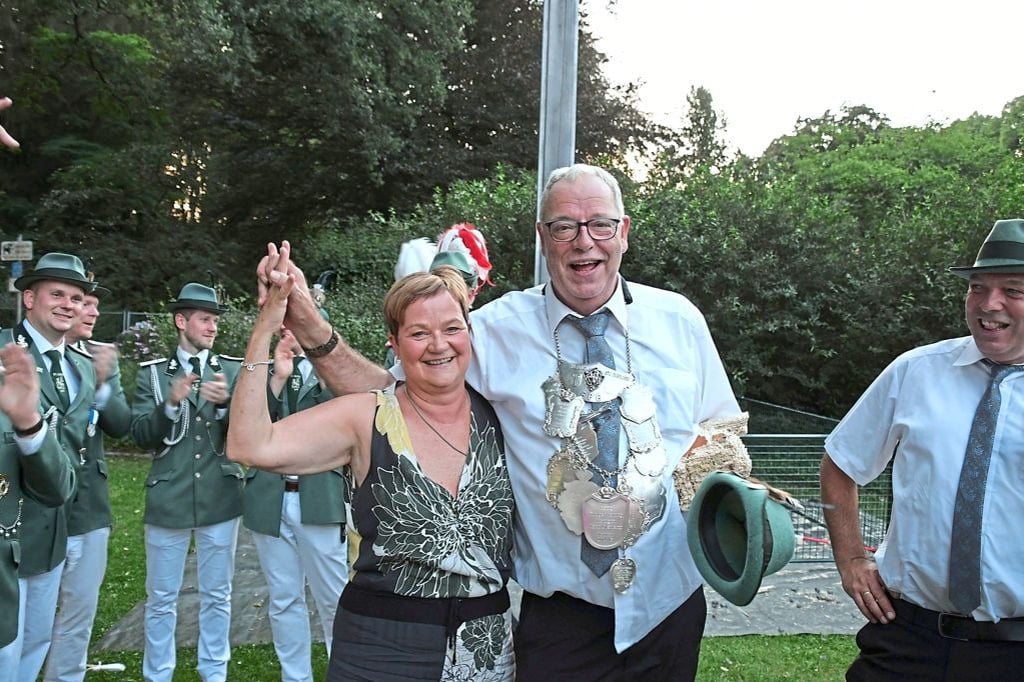 Heinz Niehoff ringt den zähen Vogel nieder
