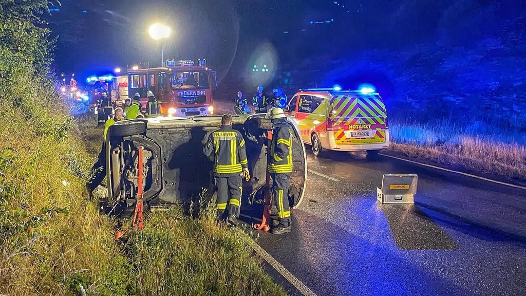 Unfall auf der B64 bei Hembsen: zwei Verletzte