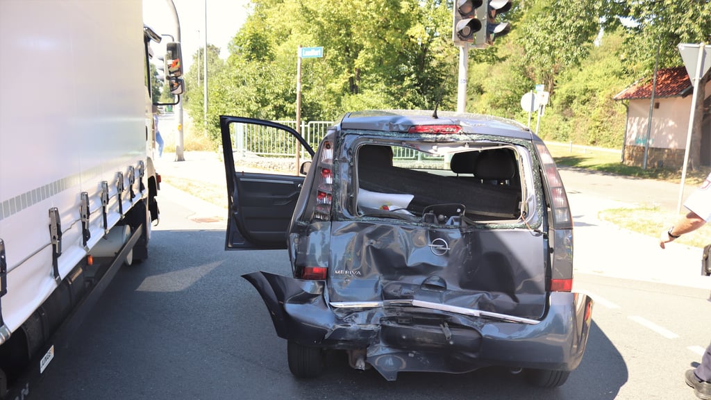 Warburg: Schwerer Unfall auf B7 – Lkw fährt auf Auto auf