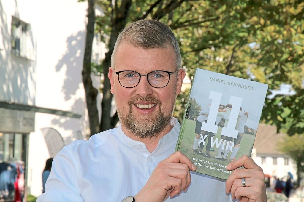 Daniel Schneider stellt sein neues Buch „11 x Wir“ in Bad Oeynhausen vor: Eigentlich geht es um ...