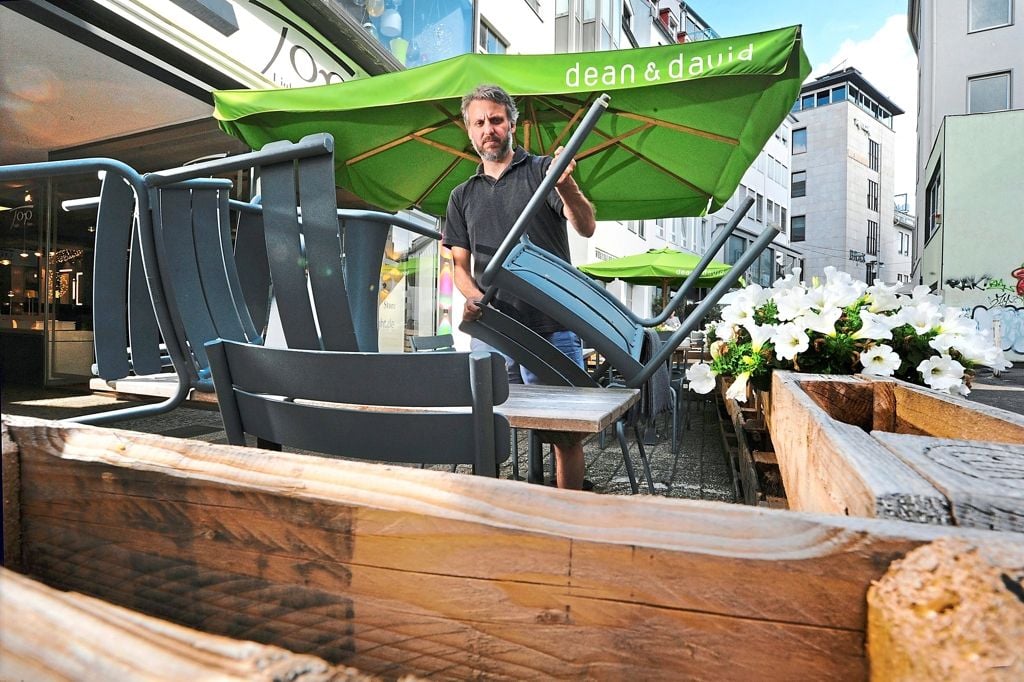 Dean & David muss Terrasse im Herbst schließen