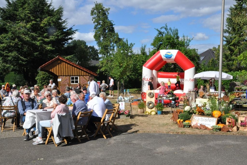 Hunderte strömen zum traditionellen Holskenball