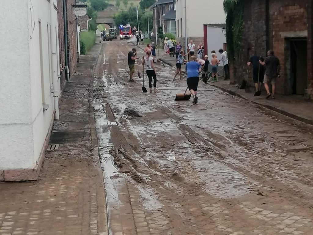 Unwetter: Schlamm überflutet Straßen in Boffzen