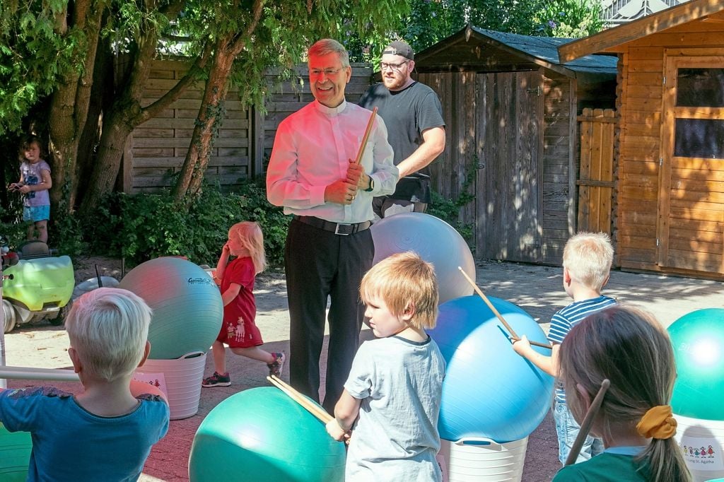 Weihbischof im Trommelrhythmus