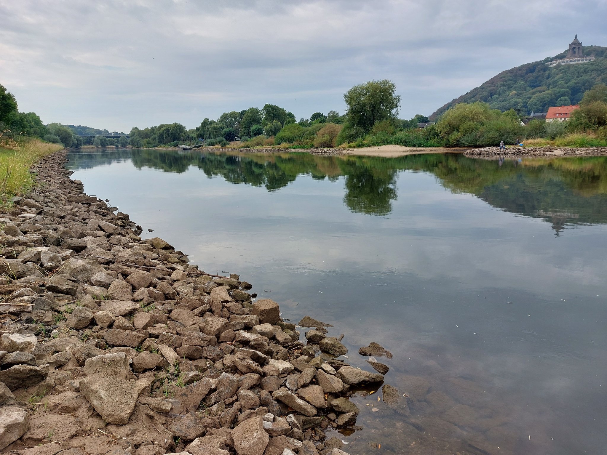 Niedrigwasser an der Weser in Bad Oeynhausen und Porta Westfalica