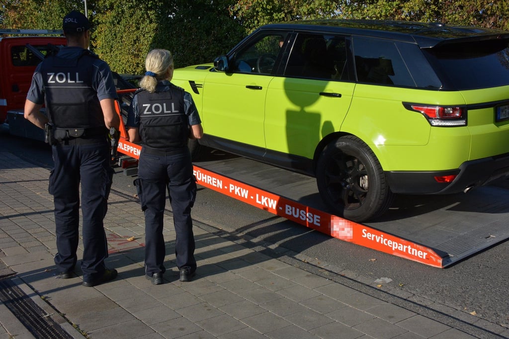 Hauptzollamt Münster: Beamte nehmen Nagelstudio-Inhaber fest