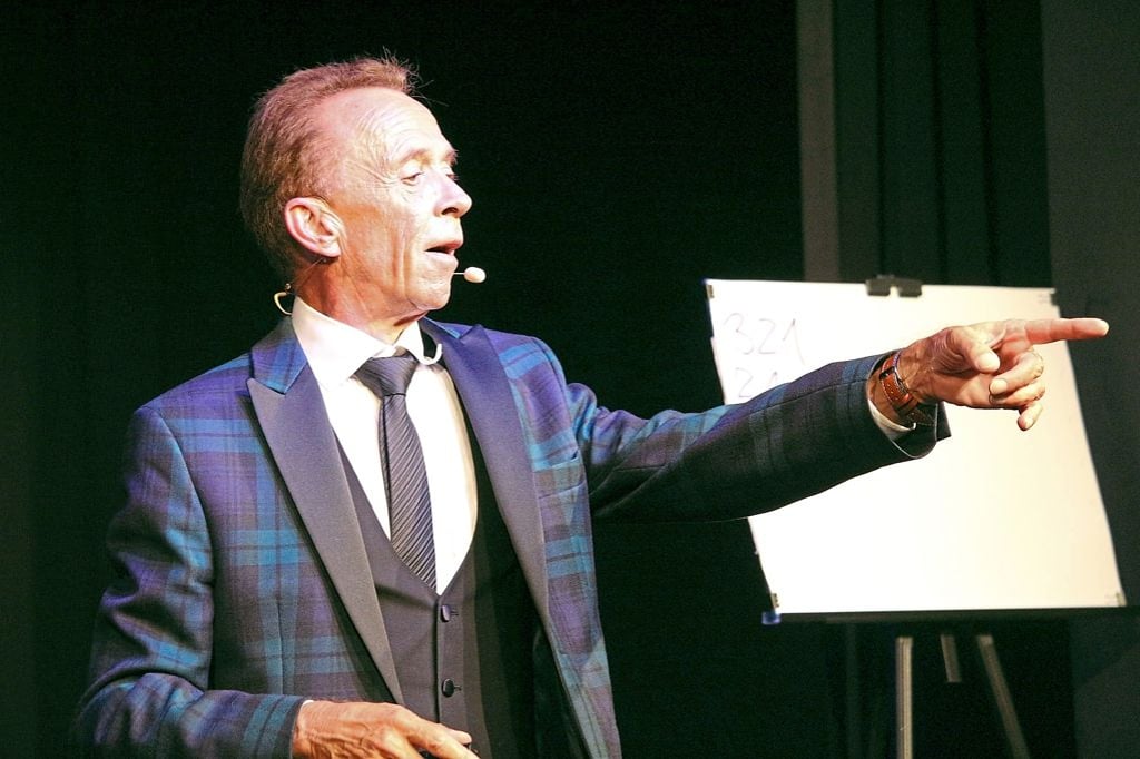 „Mentalist“ Jan Forster verzaubert das Publikum im „Zaubersalon“ in Bad ...