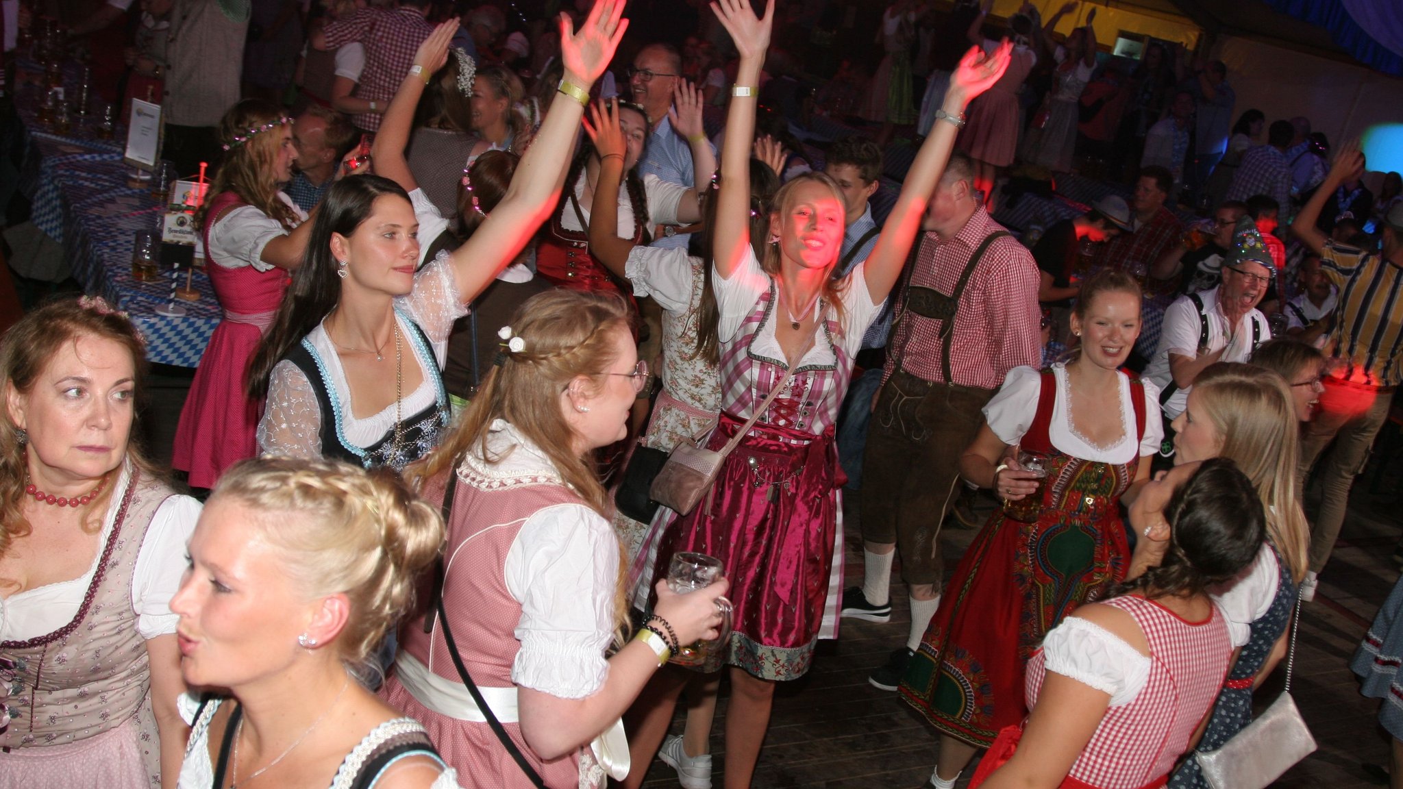 Feiern in Dirndl und Lederhose