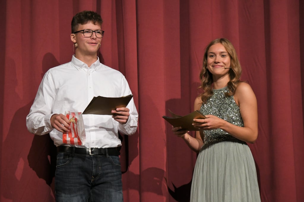 Loblied aufs Gymnasium in Schloß Neuhaus