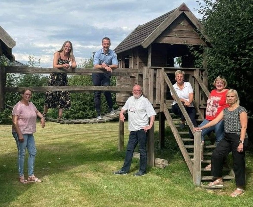 Kinder testen Spielplätze