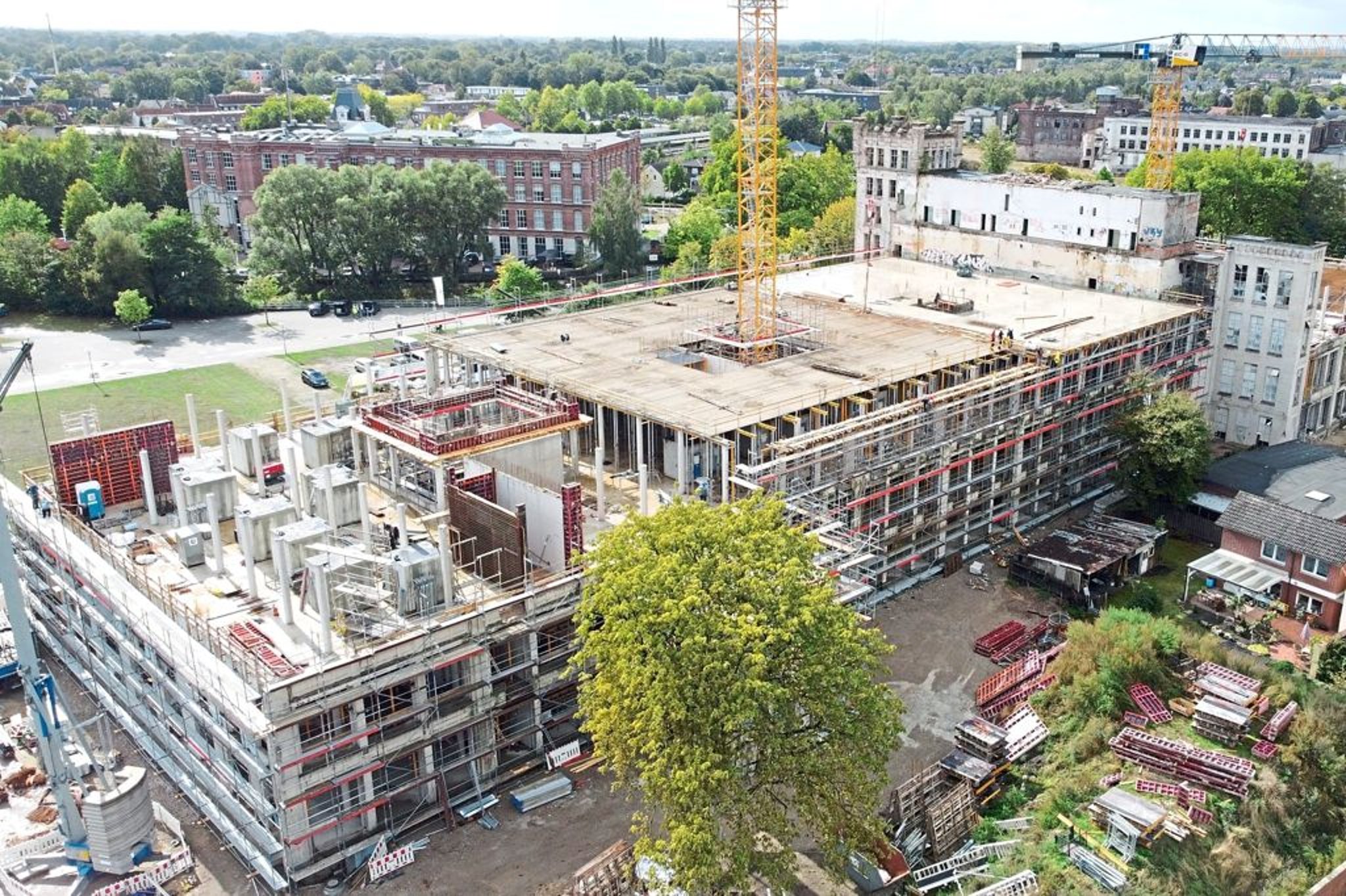 Textildenkmal erhält altweißes Kleid