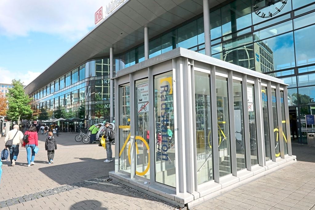 Alte und neue Radstation in Münster im Vergleich: Kosten, Zugang ...