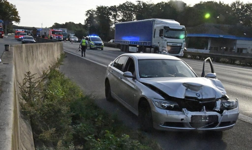 Auto schleudert auf der A2 in Leitplanke
