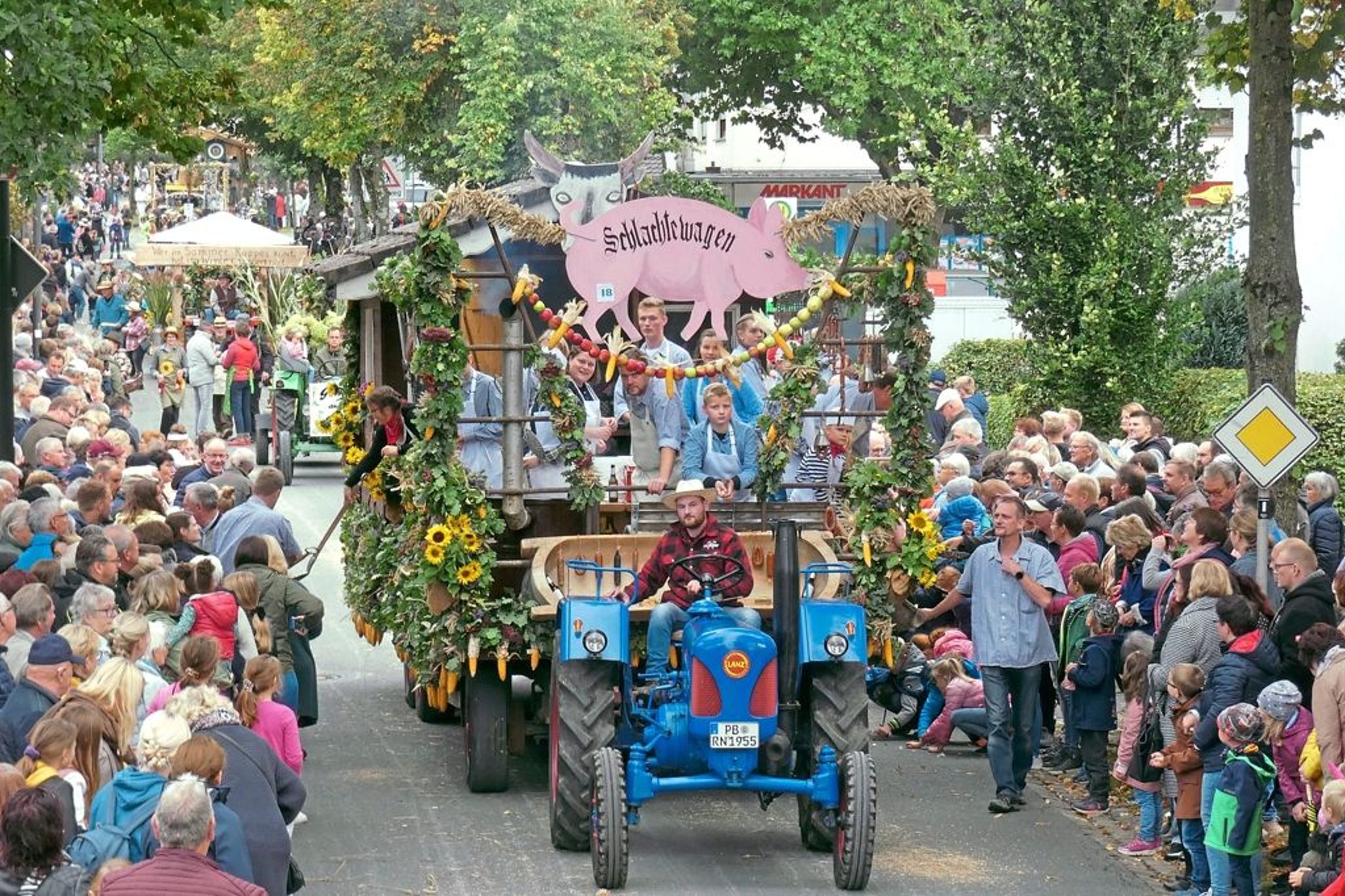 KLJB Schwaney veranstaltet Erntedankumzug mit 30 Wagen und Fußgruppen