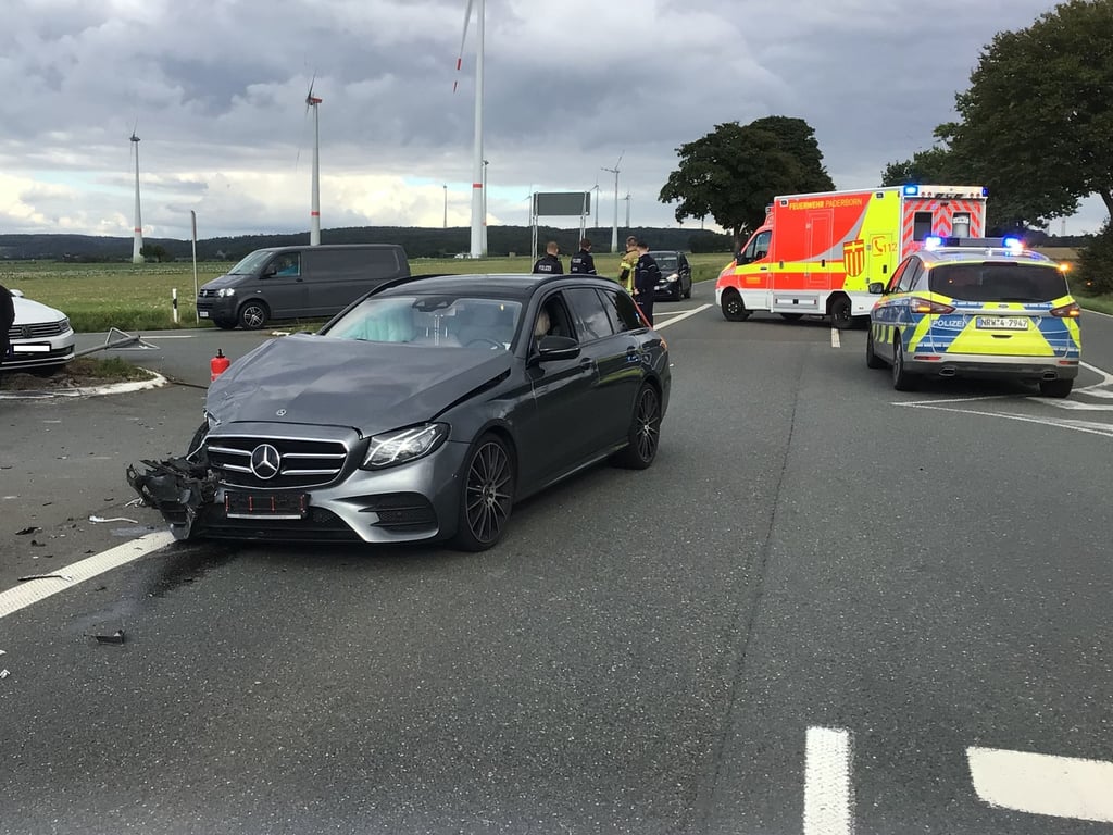Unfall auf der B64 bei Paderborn: zwei Personen im Krankenhaus