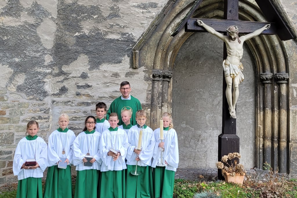 Acht neue Messdiener im Pastoralverbund Salzkotten aufgenommen