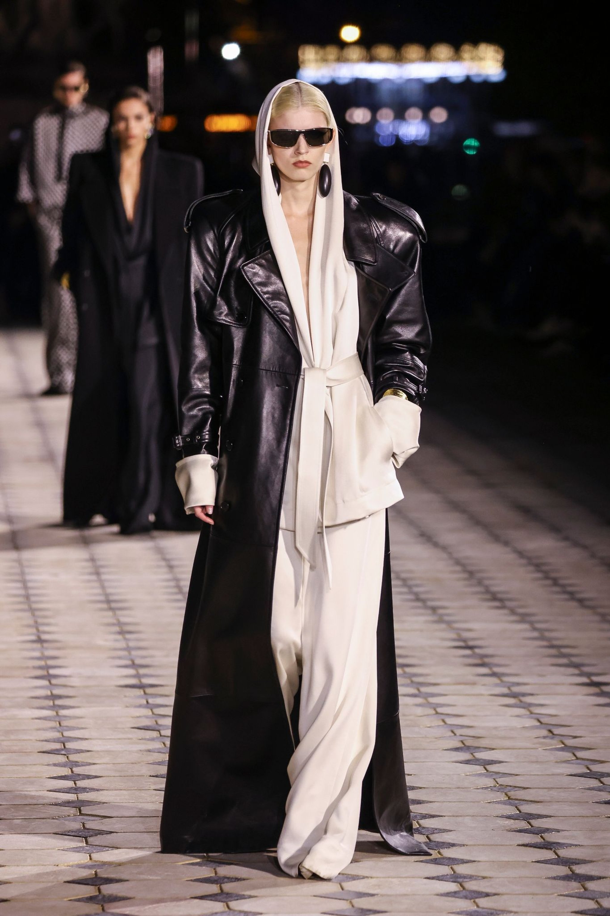 Eingehüllt von Kopf bis Fuß bei Saint Laurent